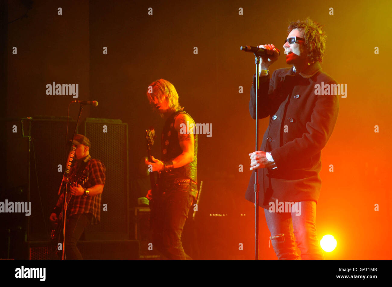 Velvet Revolver In Concert - London. Velvet Revolver performing in ...