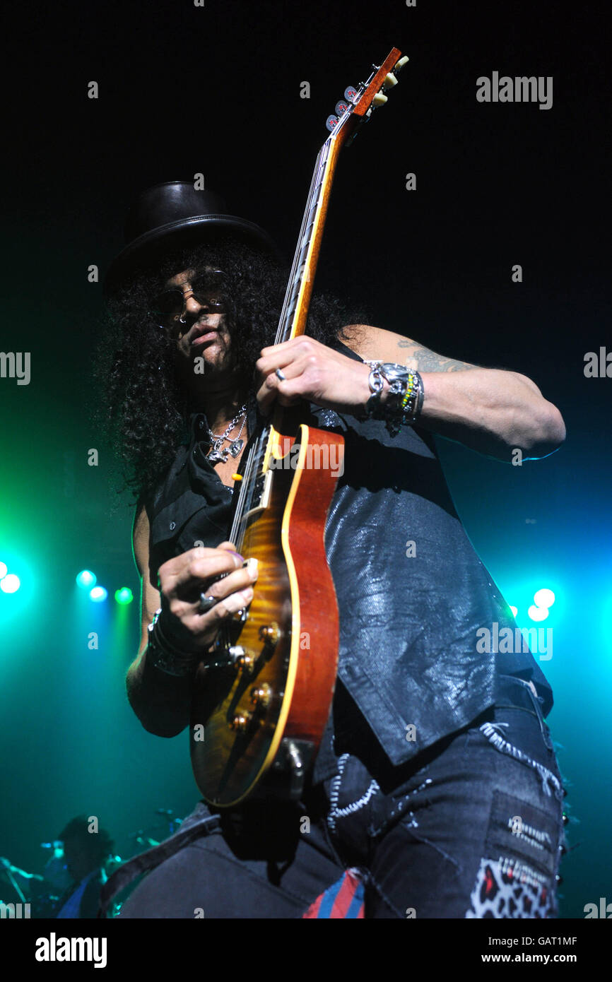 Velvet Revolver In Concert - London. Velvet Revolver guitarist Slash ...