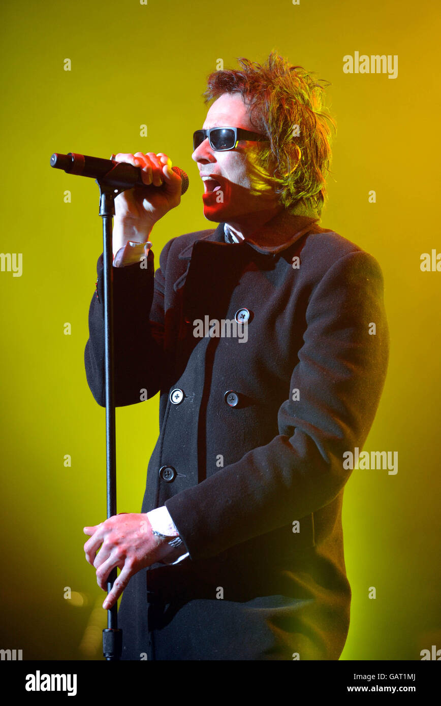 Velvet Revolver In Concert - London. Scott Weiland the lead singer of ...