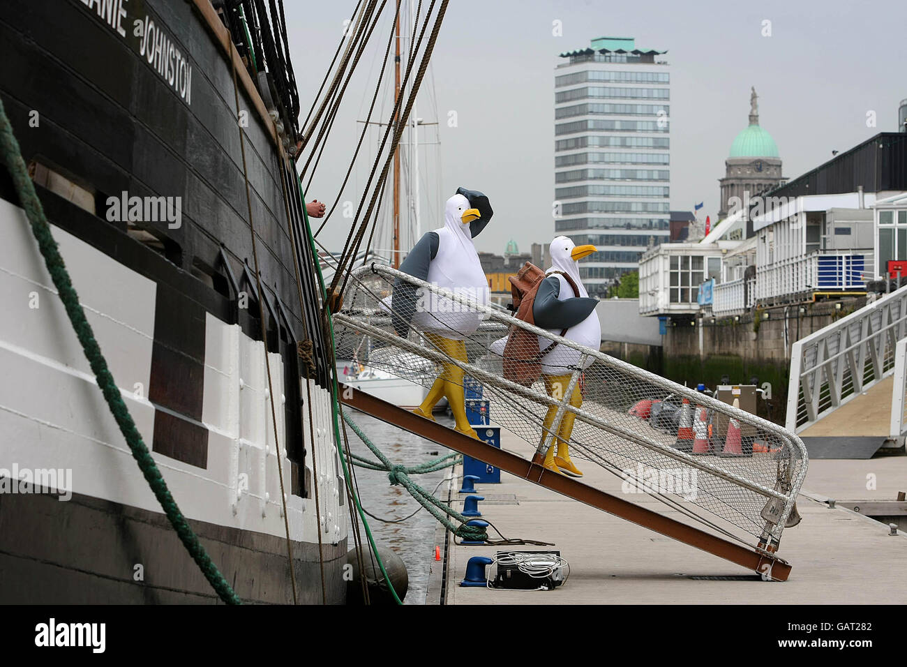 Ships beak hi-res stock photography and images - Alamy