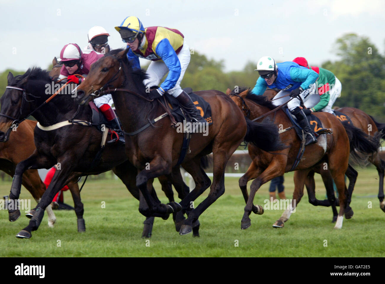 Horse racing sandown attheraces gold cup celebration meeting hi-res ...