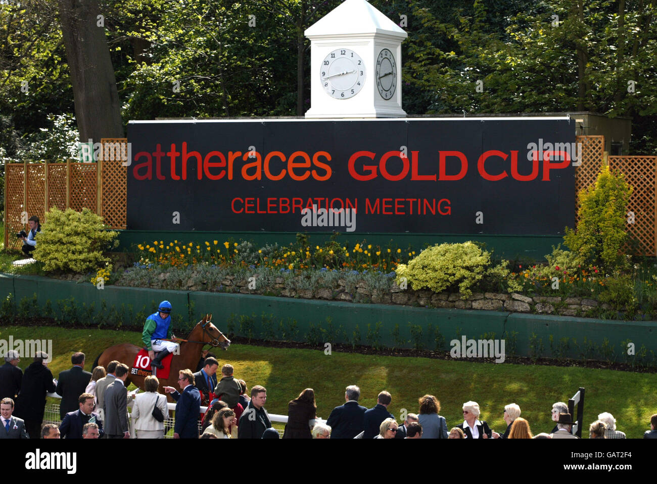 Horse racing sandown attheraces gold cup celebration meeting hi-res ...