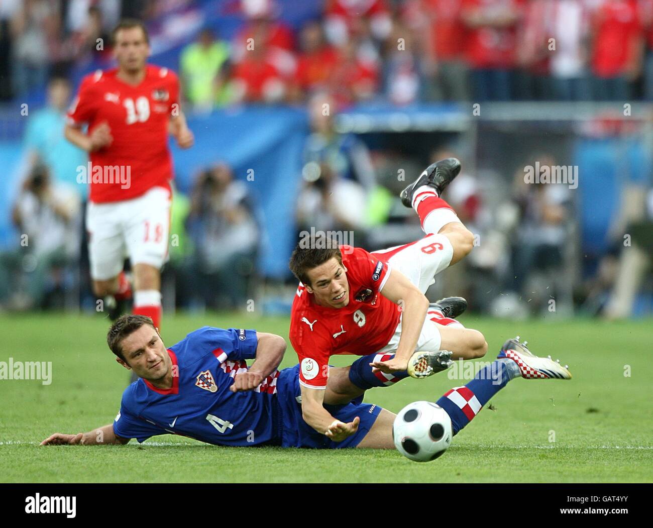 Croatia's Robert Kovac (l) and Austria's Roland Linz battle for the ...