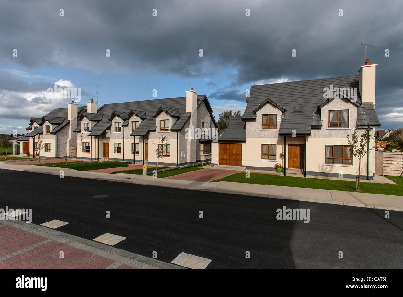 Row of semi detached houses hi-res stock photography and images - Alamy