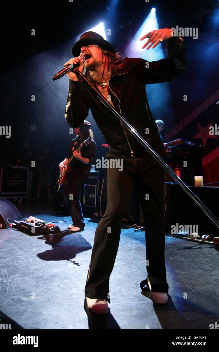 Kid singer hi-res stock photography and images - Alamy