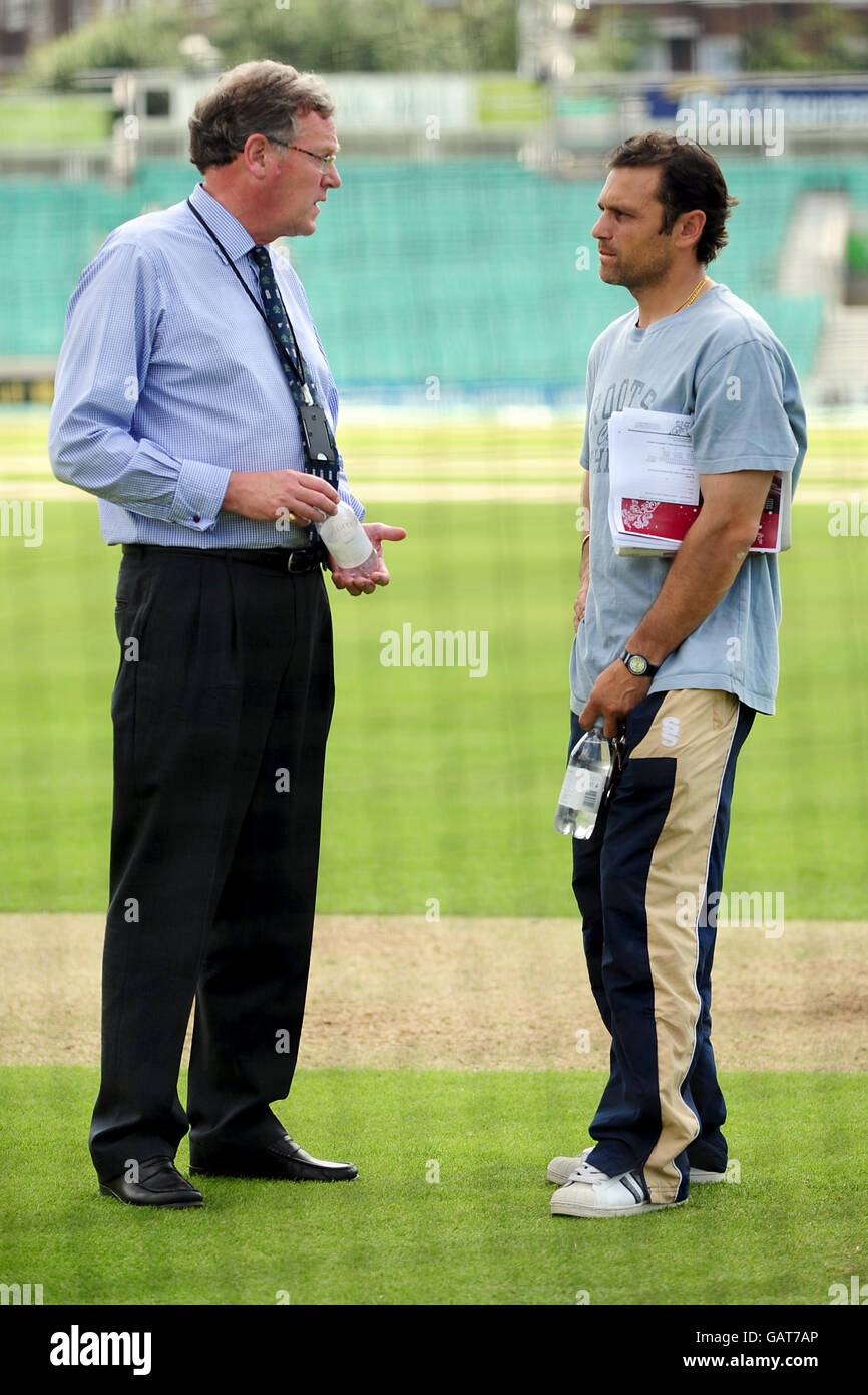 Surrey Chief Executive, Paul Sheldon (l) talks to Mark Ramprakash ...
