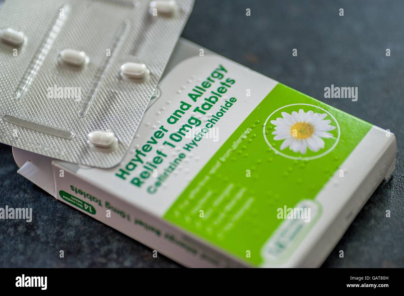 A box of Hayfever and alergy relief tablets 10mg Stock Photo - Alamy