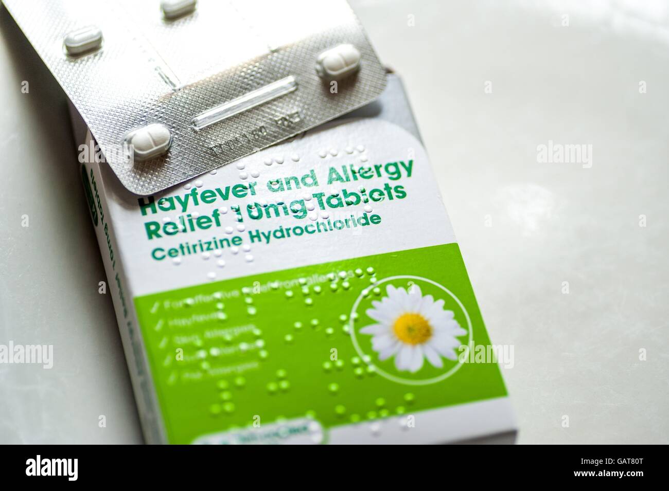 A box of Hayfever and alergy relief tablets 10mg Stock Photo - Alamy