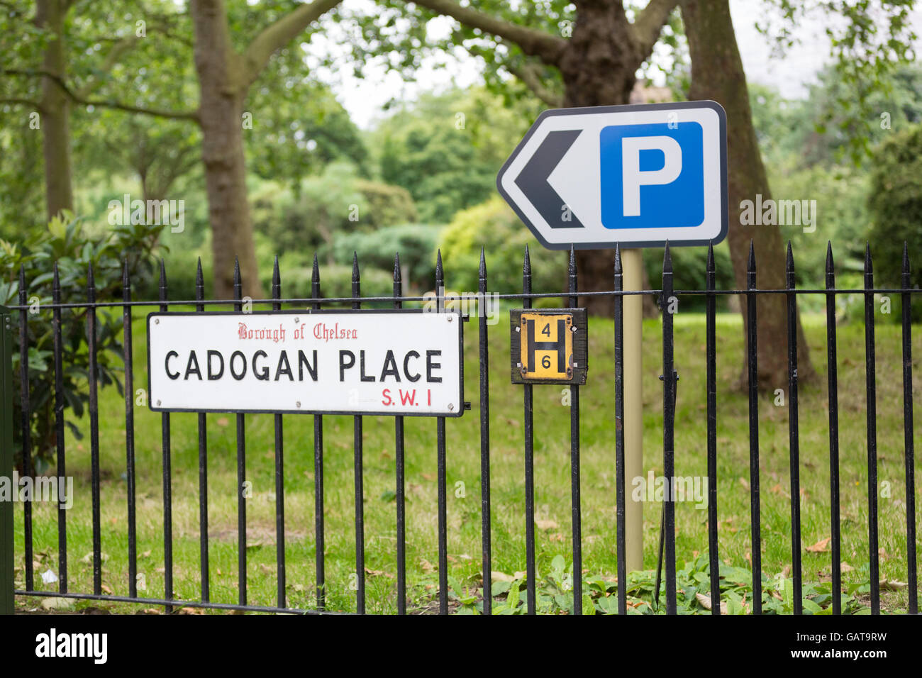 Cadogan Place signpost SW1 Stock Photo - Alamy