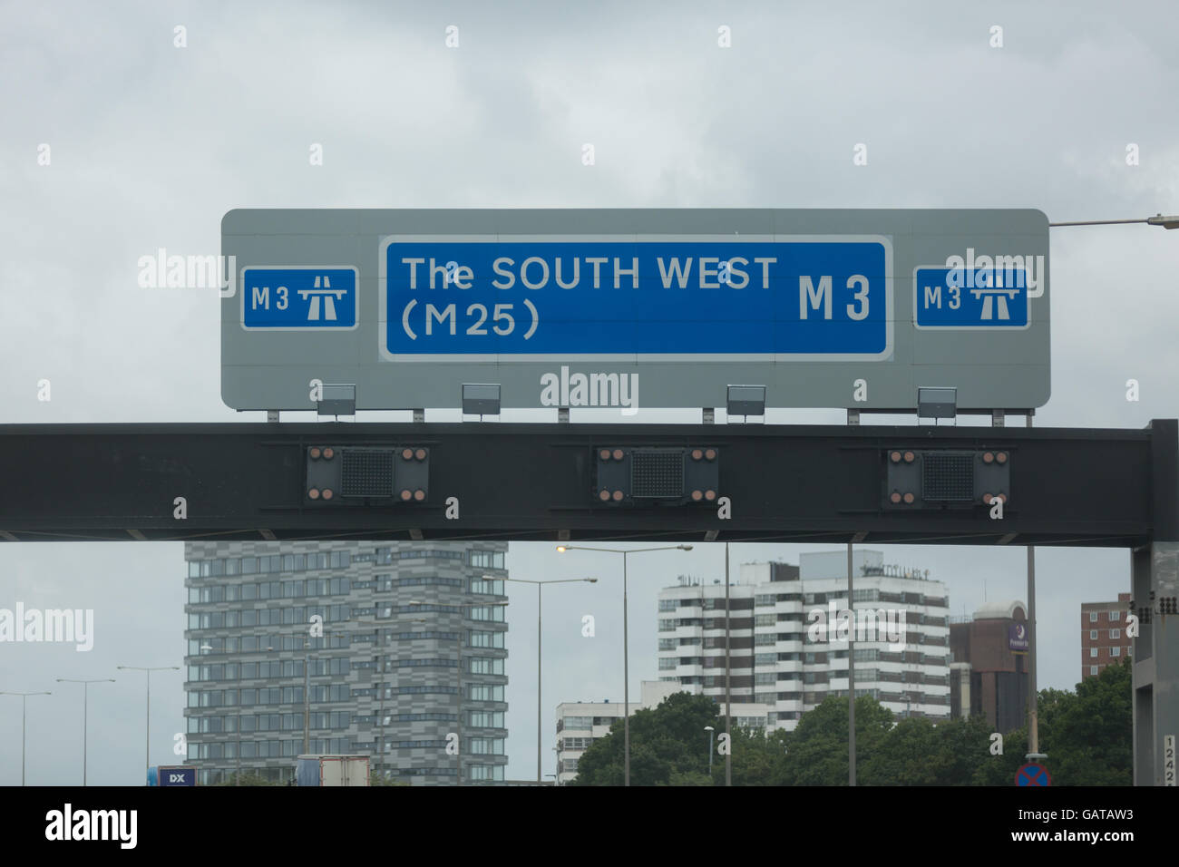 M3 motorway sign hi-res stock photography and images - Alamy