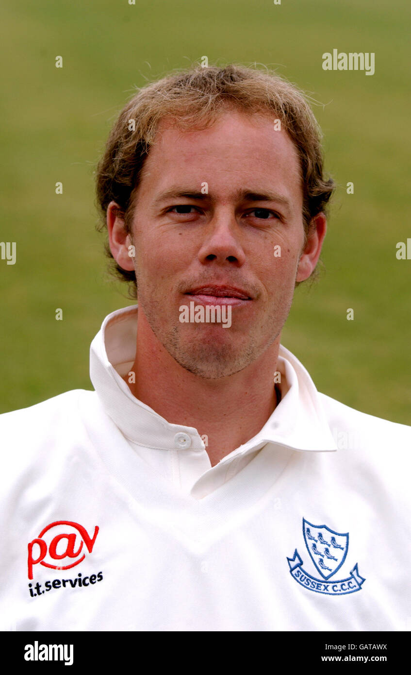 Shaun Hutchison's Instagram, Twitter & Facebook on IDCrawl