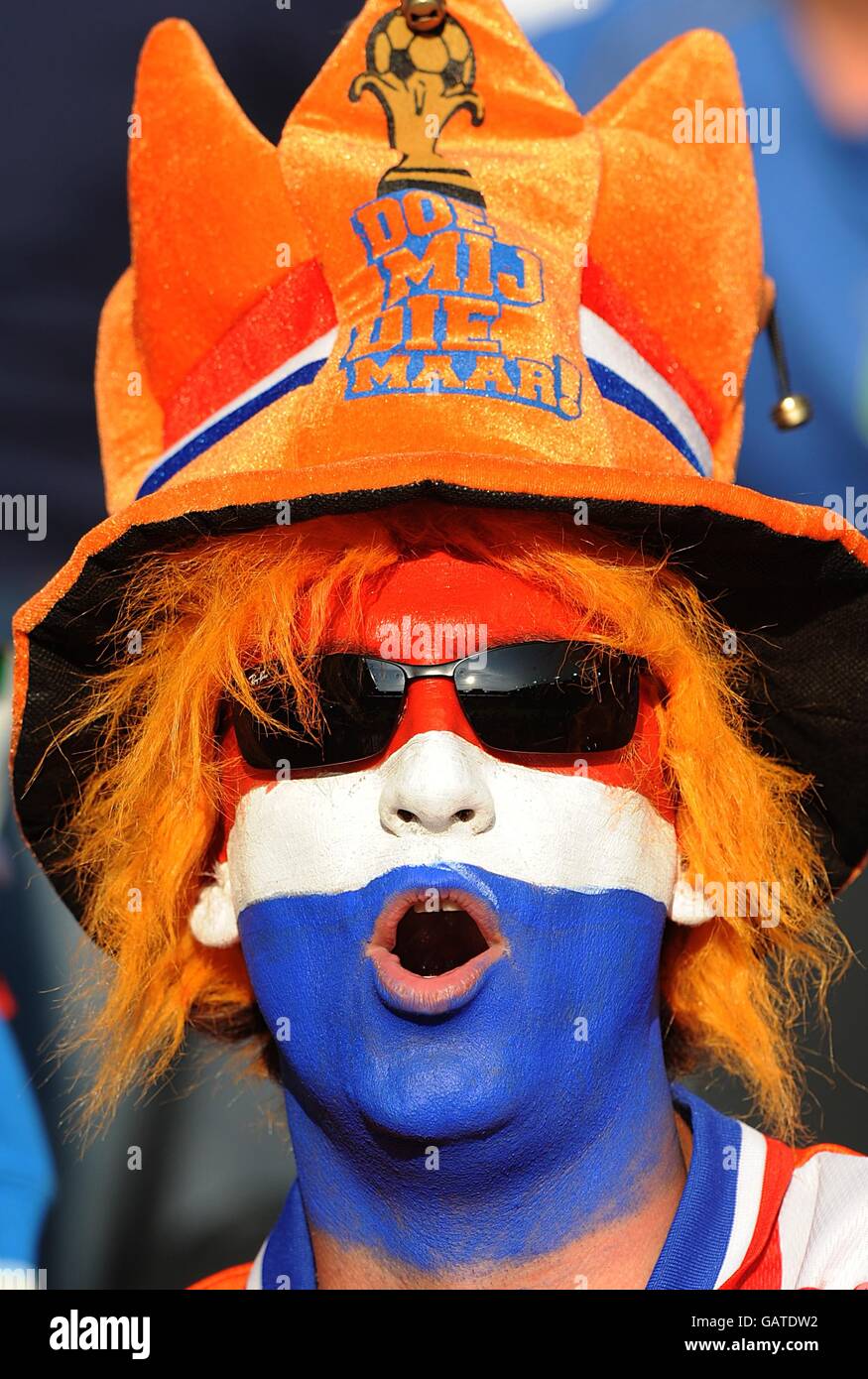 Dutch soccer fan stands hi-res stock photography and images - Alamy