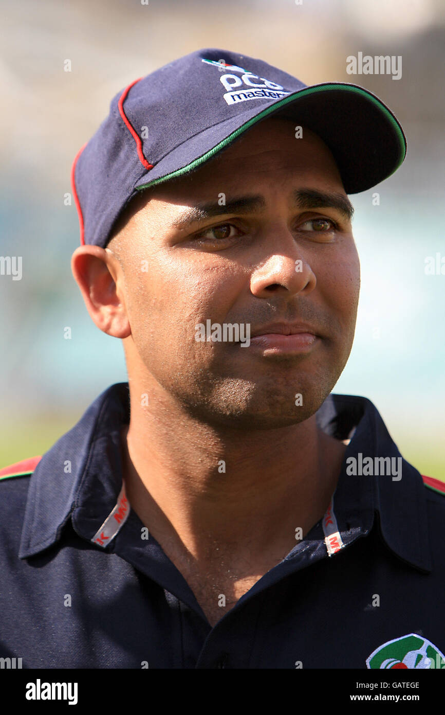 Cricket head head shot cap hi-res stock photography and images - Alamy