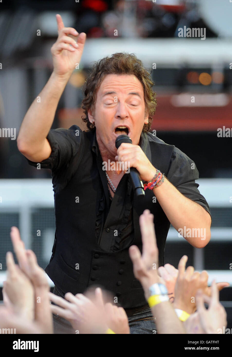 Bruce springsteen performs in concert at the emirates stadium hi-res ...