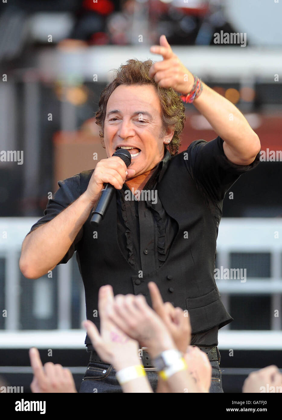 Bruce springsteen performs in concert at the emirates stadium hi-res ...