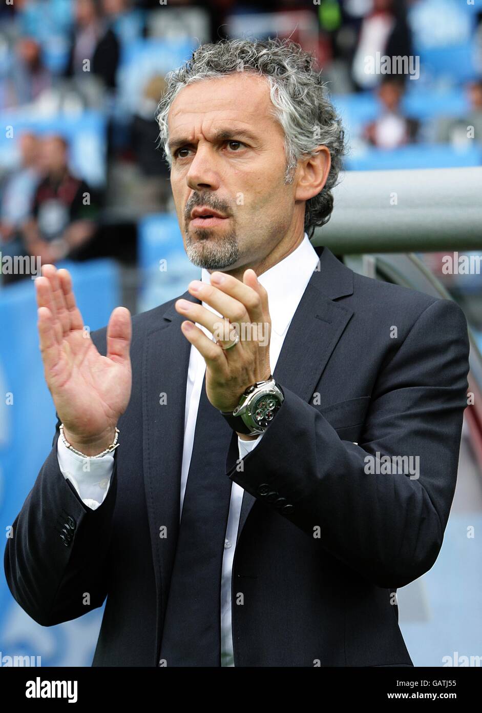 Italy coach roberto donadoni on touchline hi-res stock photography and ...
