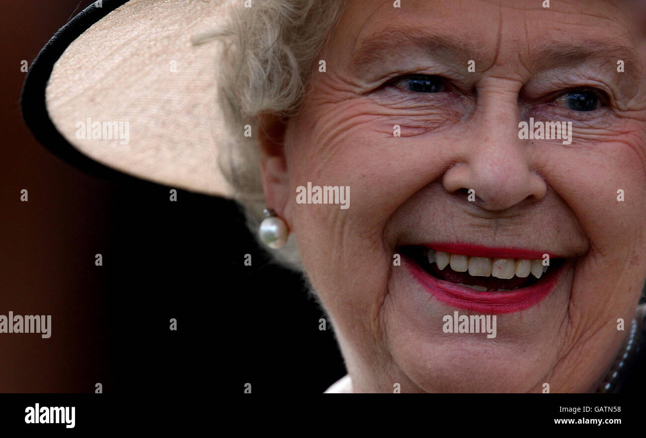 Queen elizabeth ii smile headshot hi-res stock photography and images ...