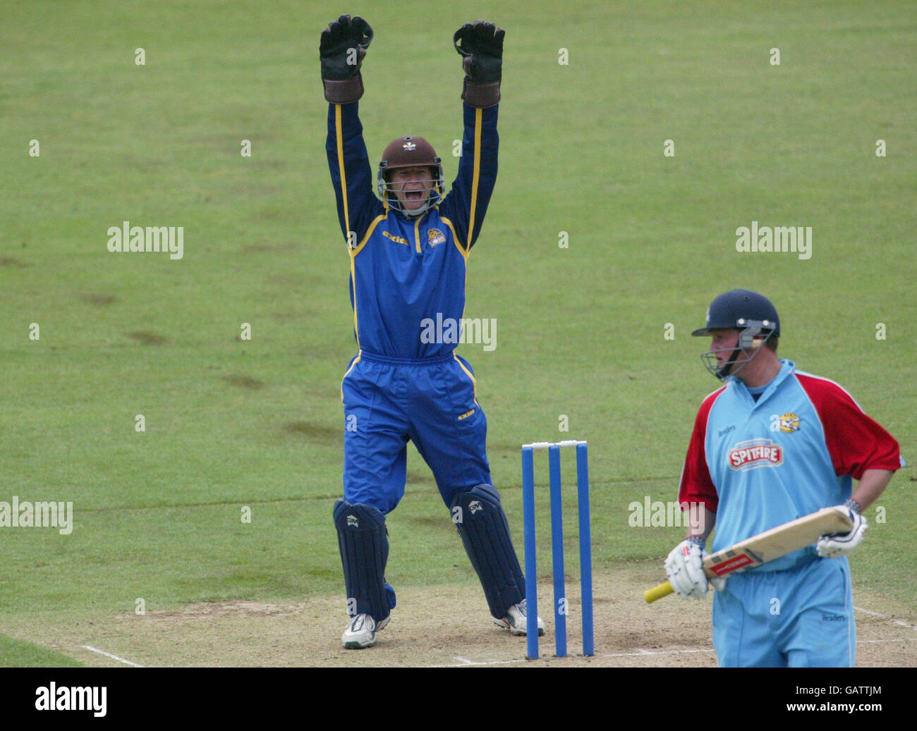 Wicket keeper kent hi-res stock photography and images - Alamy