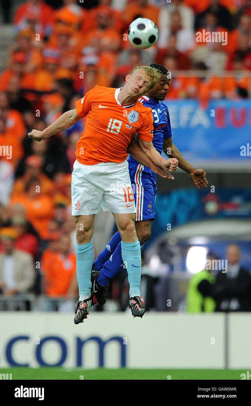 Dirk Kuyt, Holland (l) and Patrice Evra, France battle for the ball ...