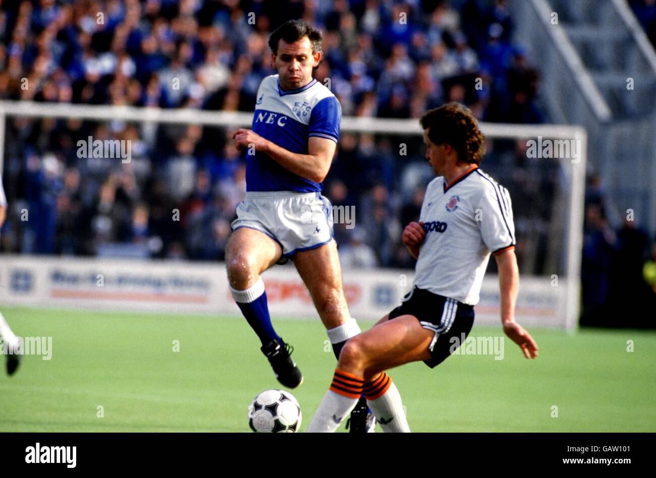Everton's Peter Reid (l) challenges Luton Town's Peter Nicholas (r ...