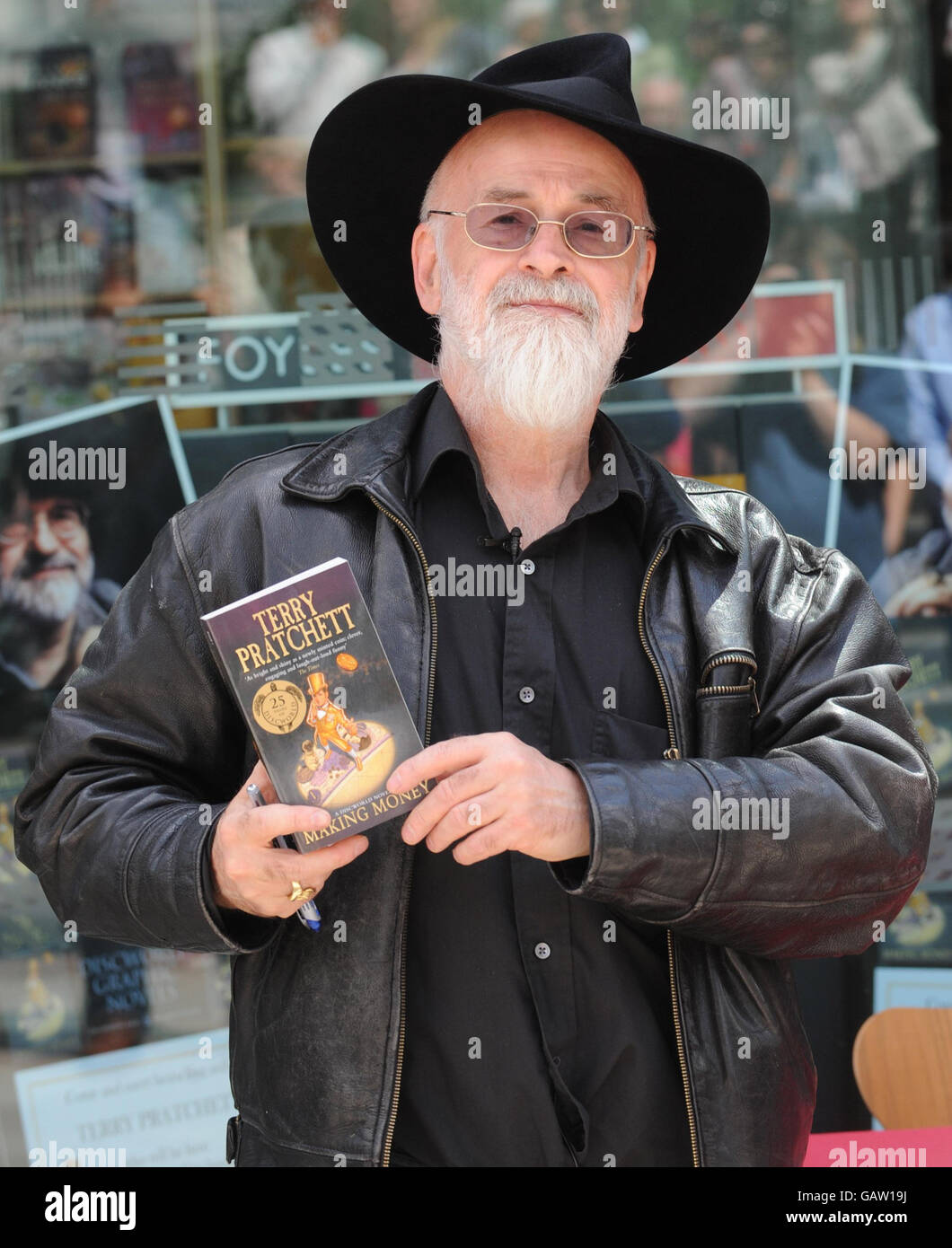 Terry pratchett book hi-res stock photography and images - Alamy