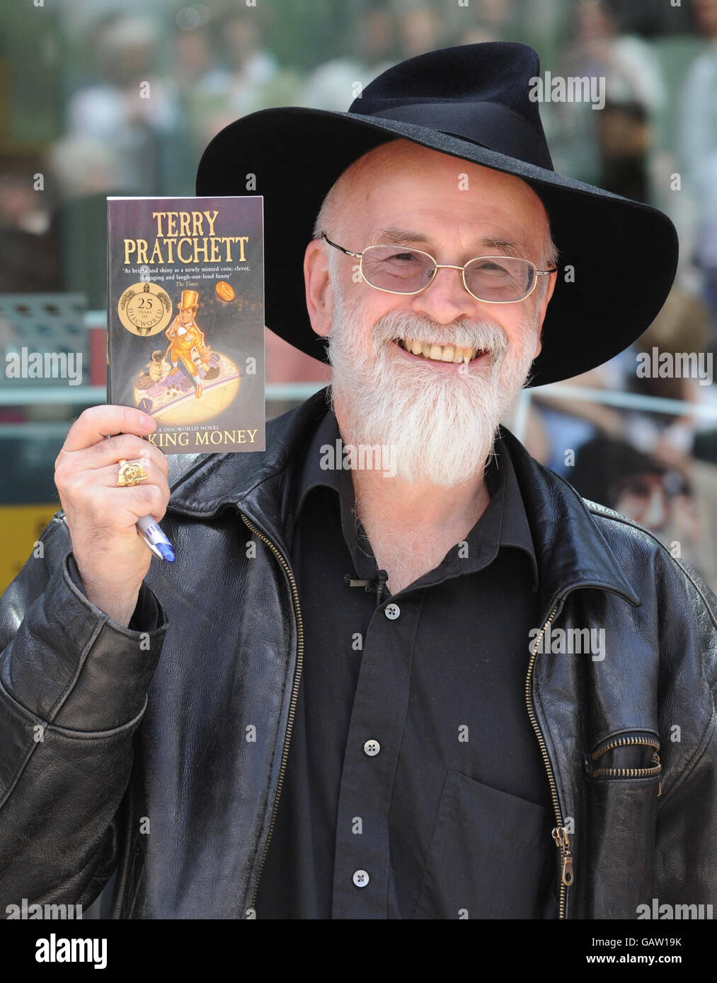 Terry Pratchett book signing - London Stock Photo - Alamy