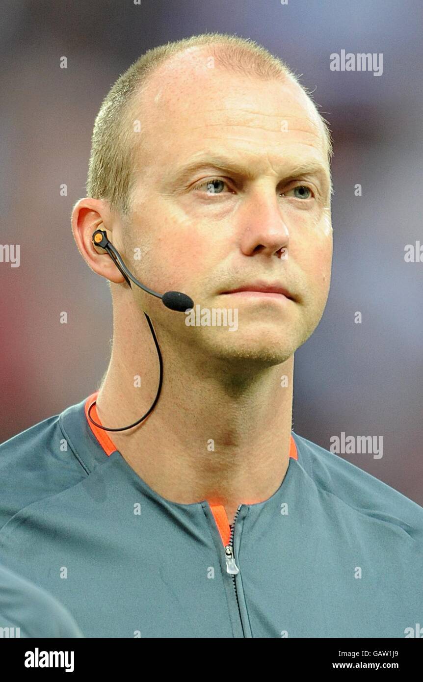 Assitant referee hi-res stock photography and images - Alamy