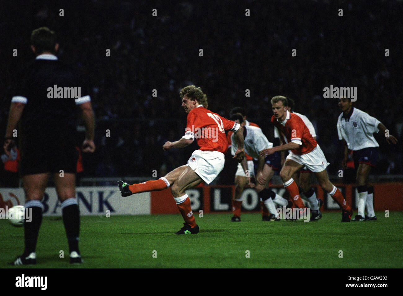 PETER VAN VOSSEN, HOLLAND SCORES THE EQUALISING GOAL ENGLAND V ...