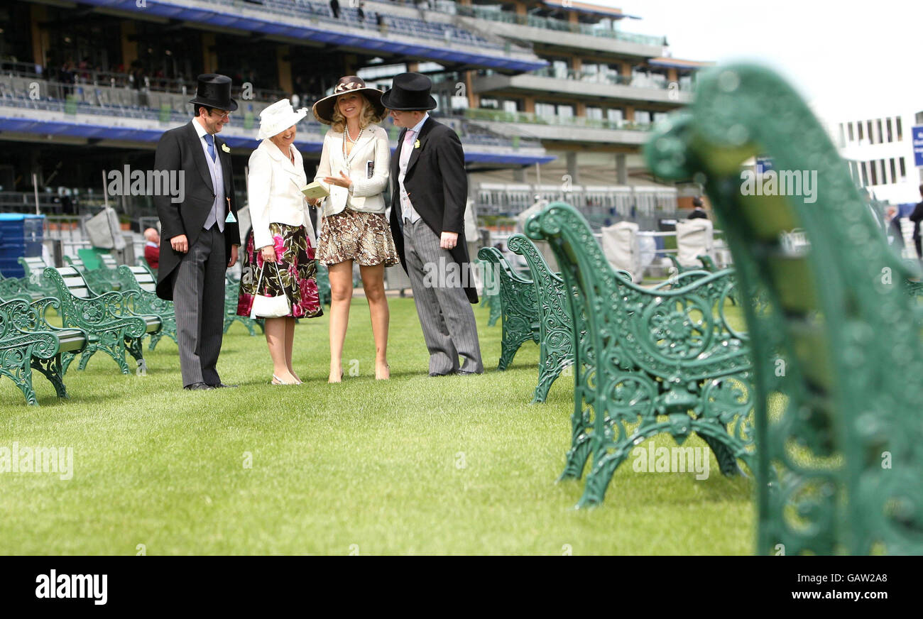Race goers arrive at royal ascot hi-res stock photography and images ...