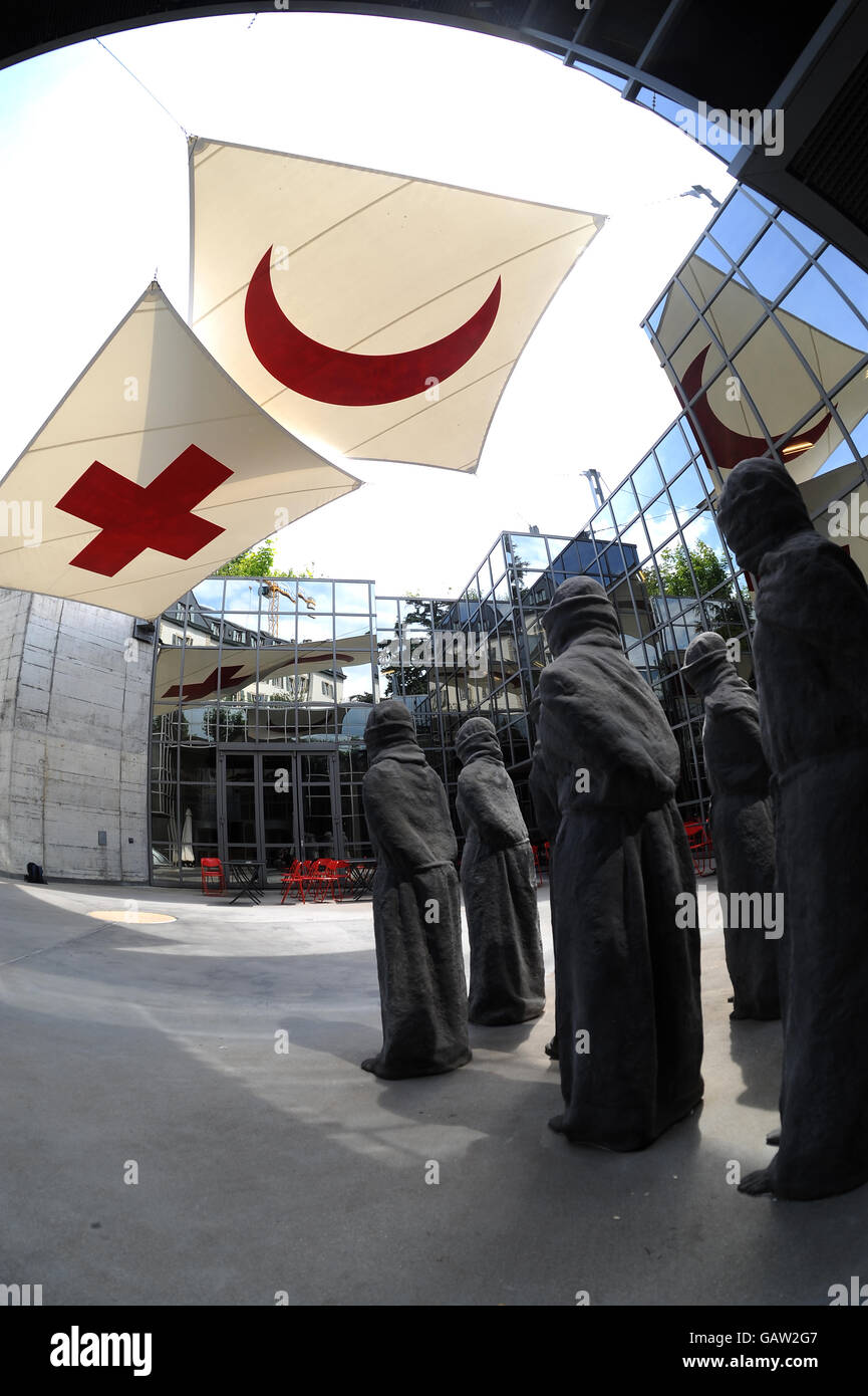Statues outside the enterance of the Internanal Red Cross Museum Stock ...