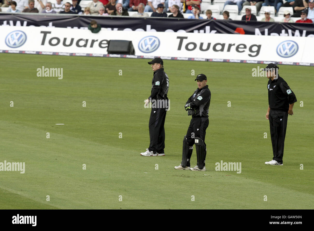 Left to right new zealands scott styris hi-res stock photography and ...