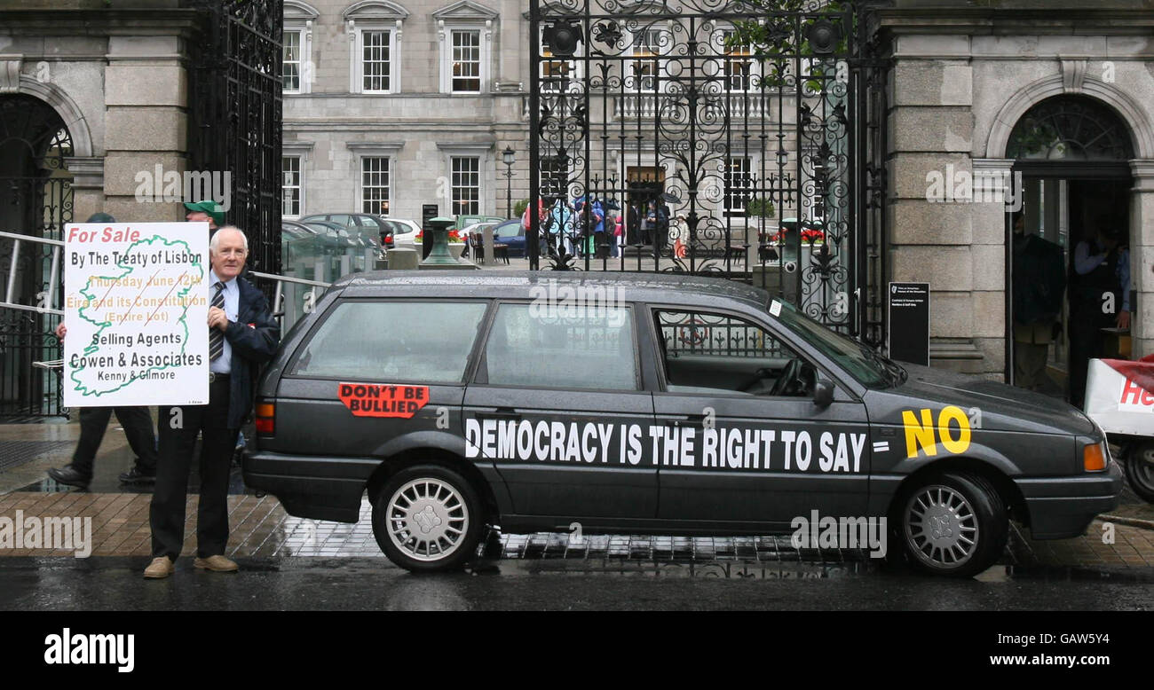 Independant campaigner Richard Behal from Co Kerry pickets the Dail in ...