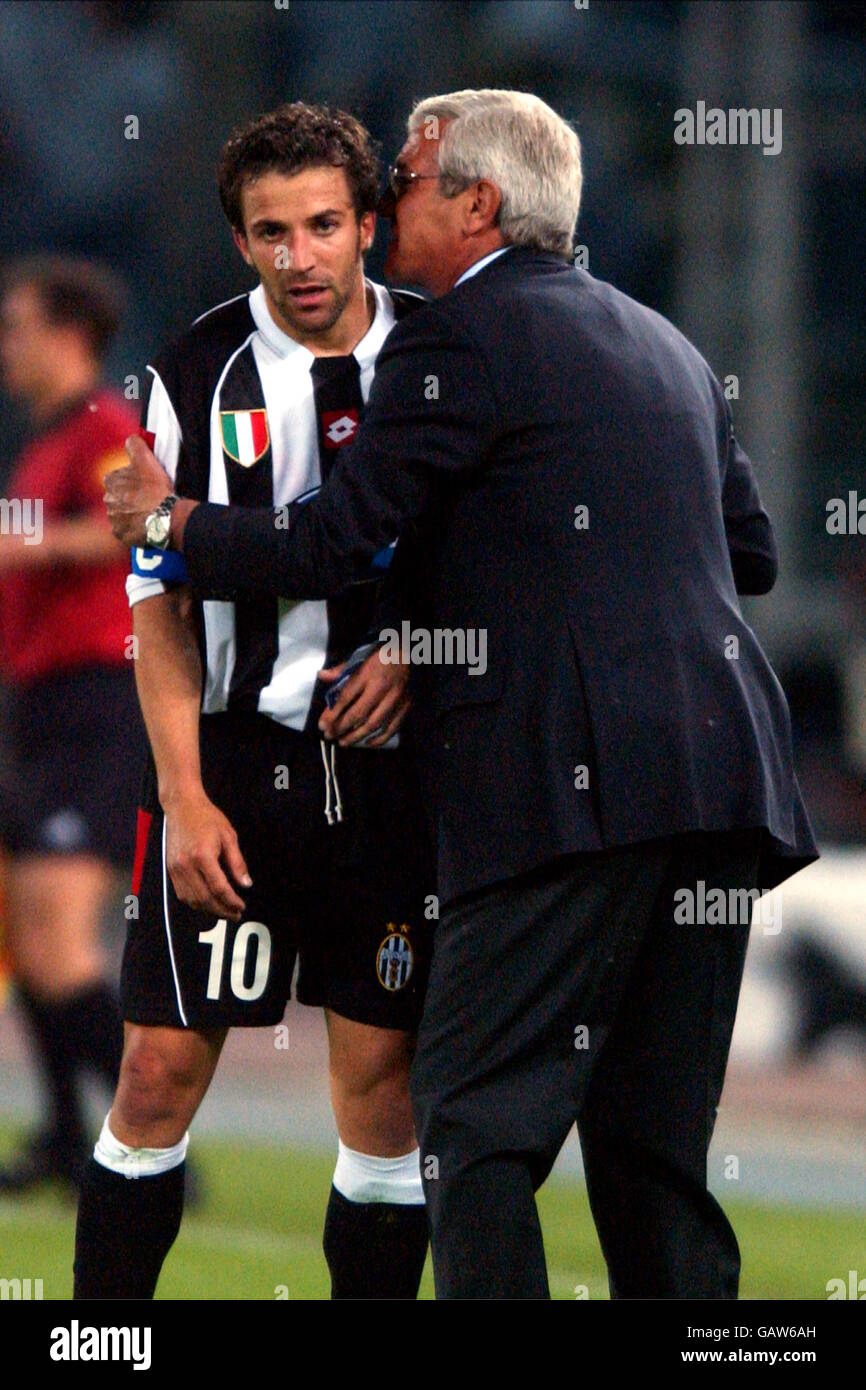 Juventus coach Marcello Lippi (r) has a word in the ear of captain ...