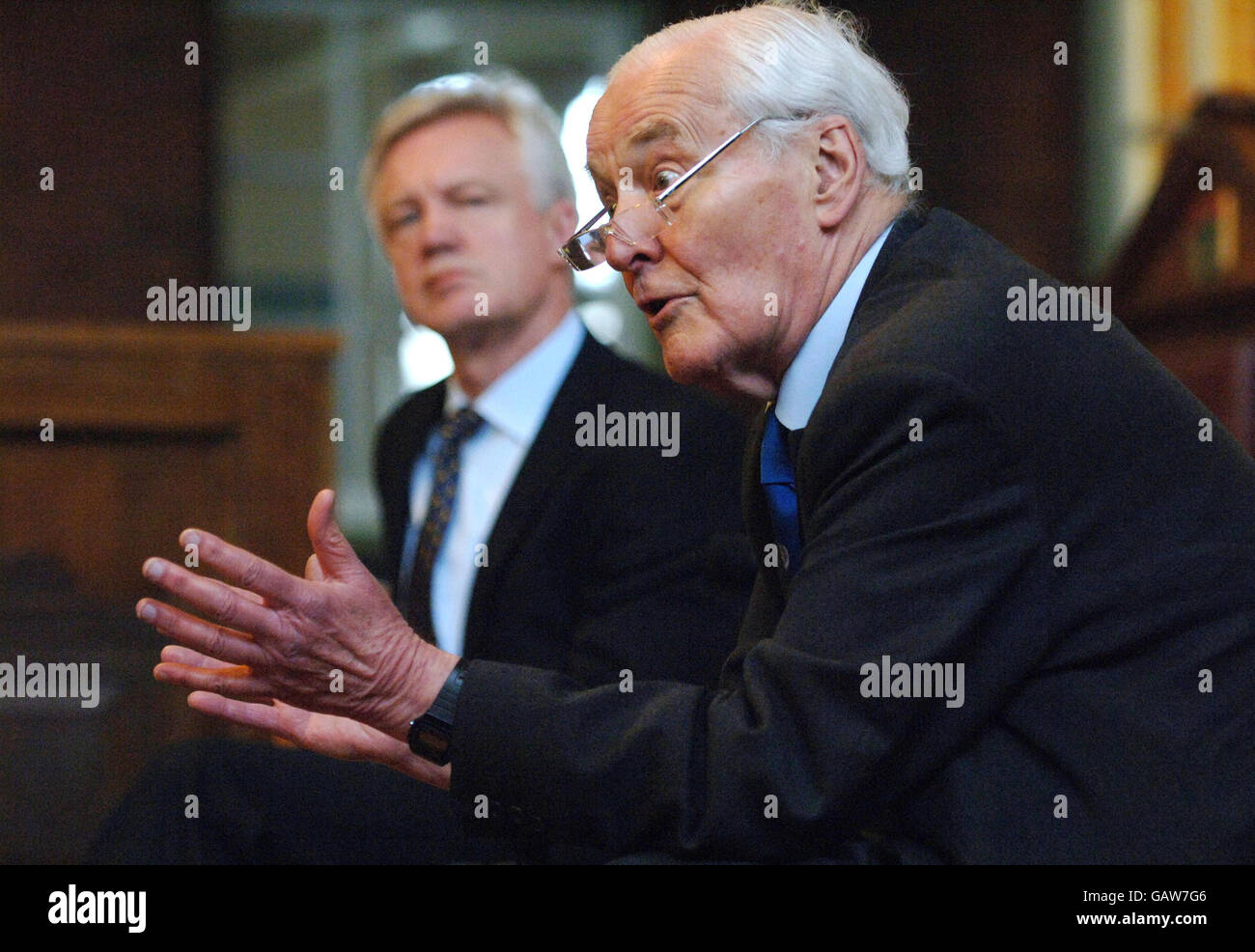 Former Labour minister Tony Benn (right) joins former Conservative MP ...