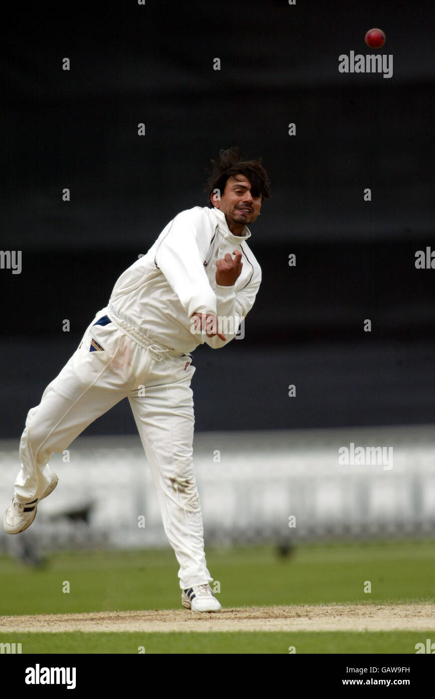 Bowling mushtaq hi-res stock photography and images - Alamy