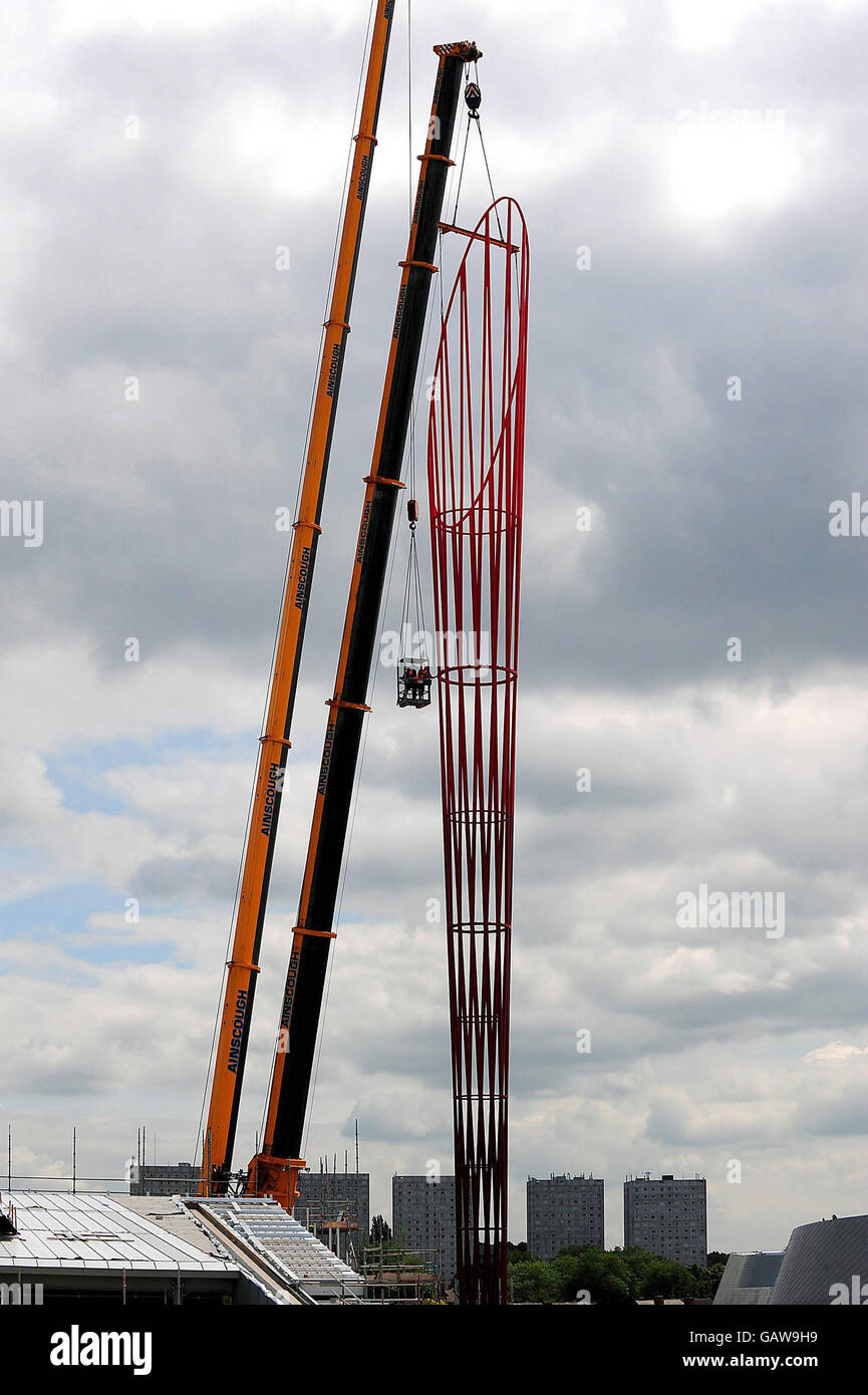 Workers add top aspire tower jubille campus hi-res stock photography ...