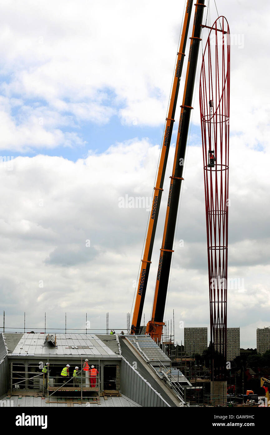 Workers add top aspire tower jubille campus hi-res stock photography ...