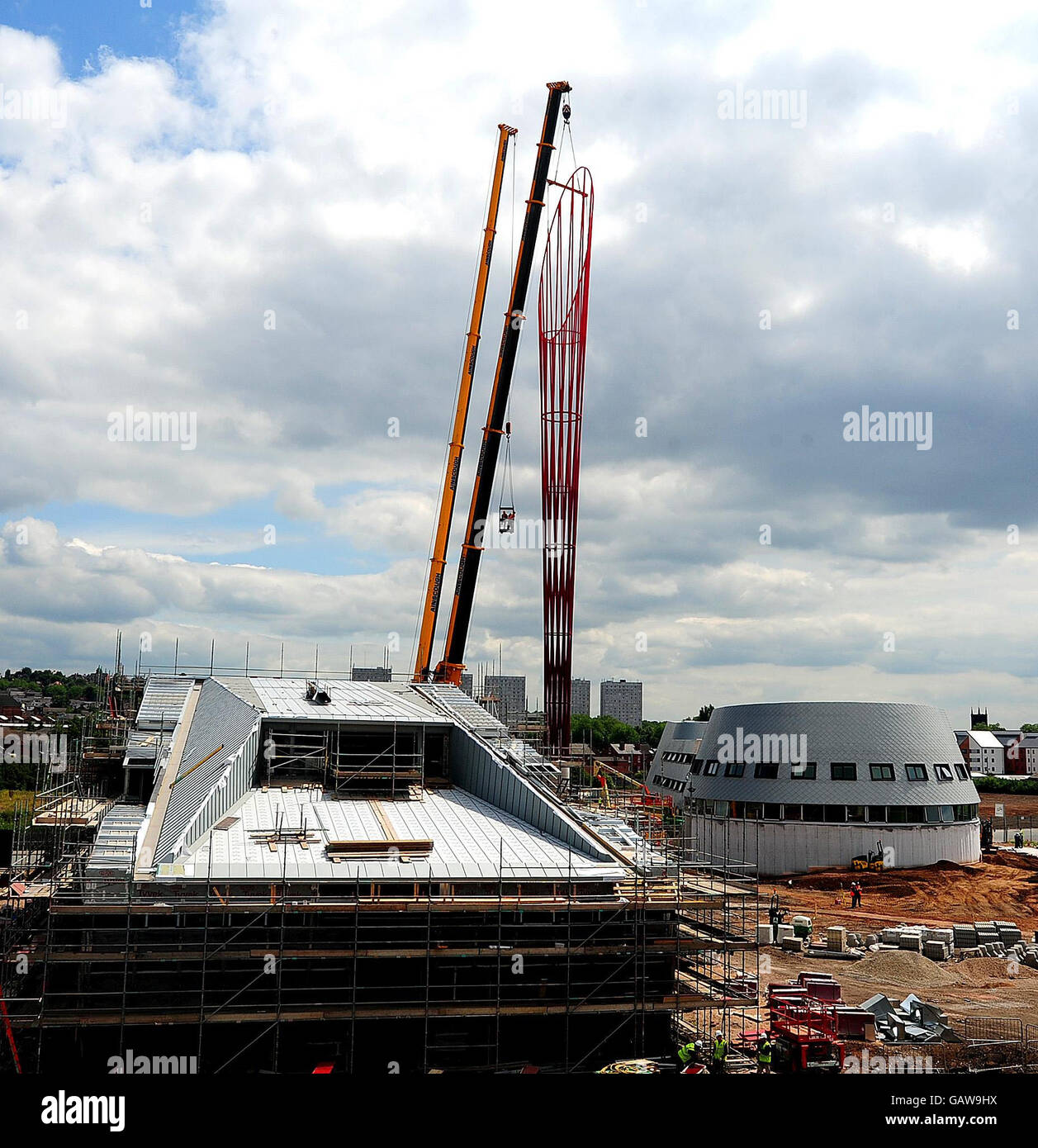 Workers add the top of the Aspire tower at Jubille Campus, Nottingham ...