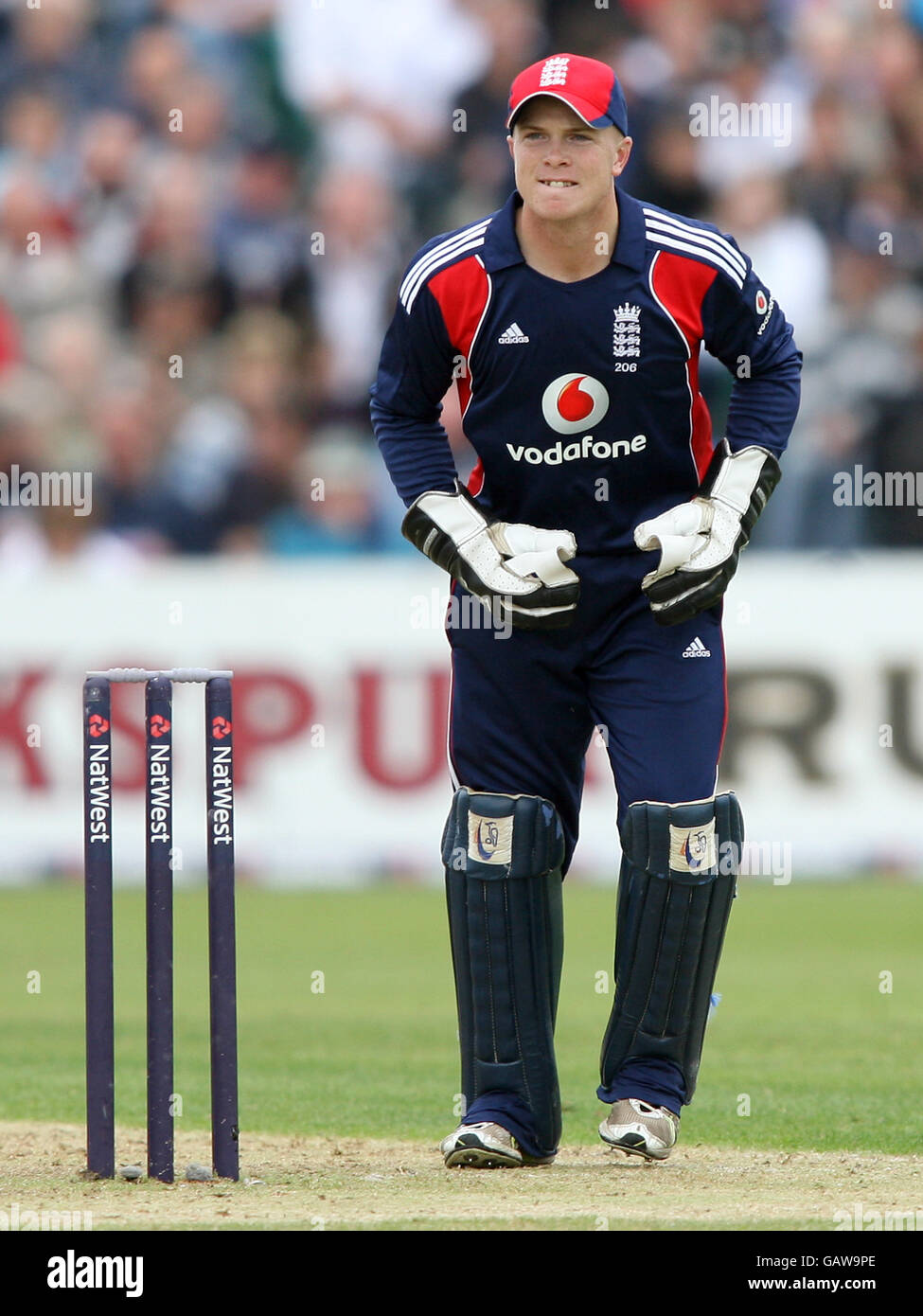 Wicket keeper tim ambrose hi-res stock photography and images - Alamy