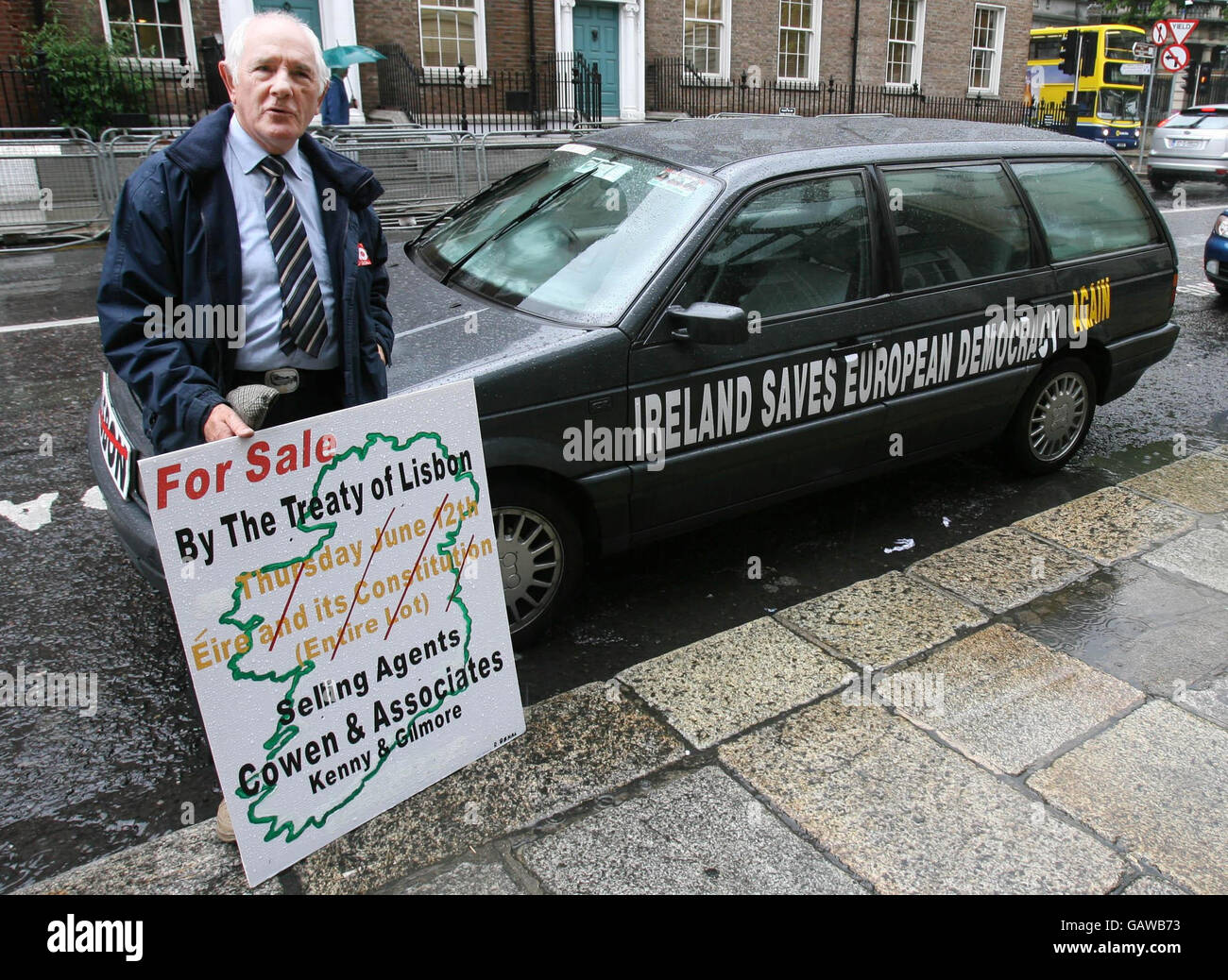 Independant campaigner Richard Behal from Co Kerry pickets the Dail in ...