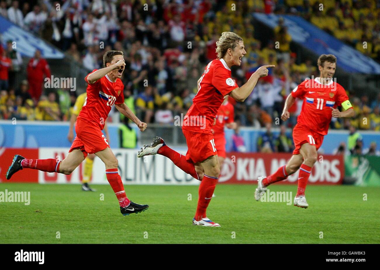Russia's Roman Pavlyuchenko (centre) celebrates after scoring the ...