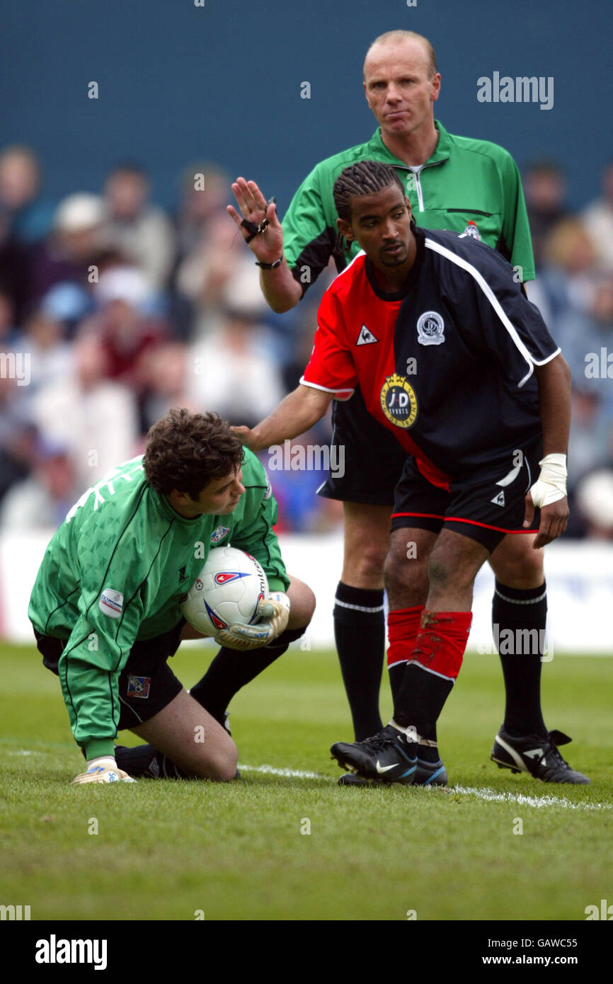 Football referee steve bennett hi-res stock photography and images - Alamy