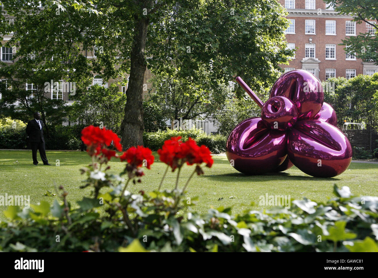 A security guard watches over Balloon Flower (Magenta), 1995-2000, by ...