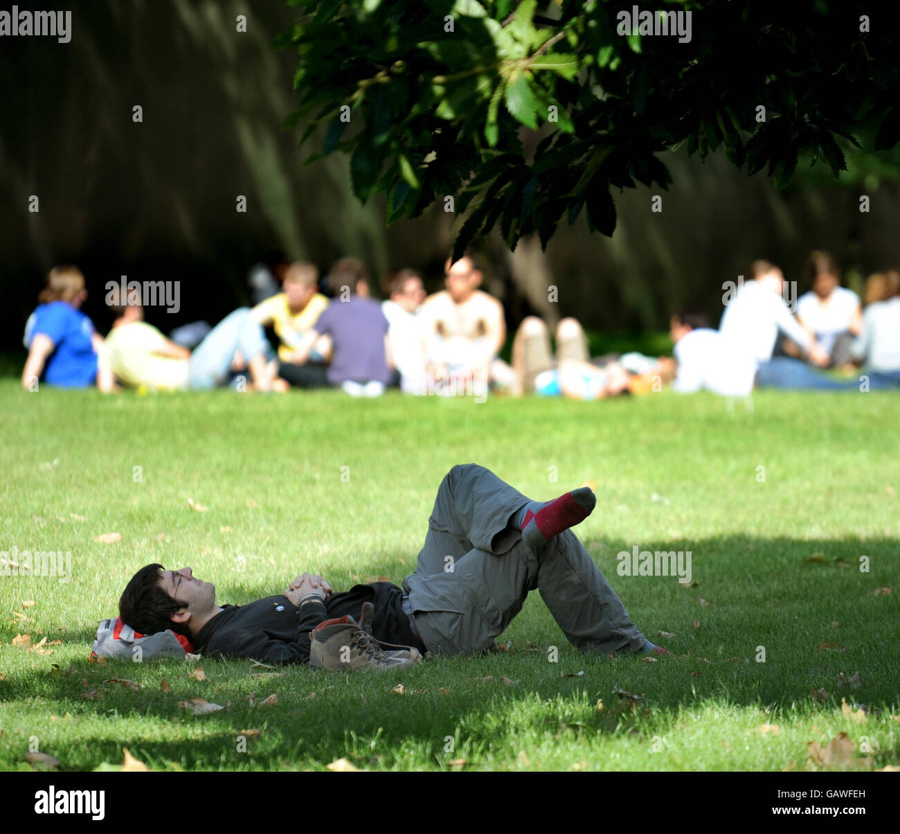 Man sleeping in the shade hi-res stock photography and images - Alamy