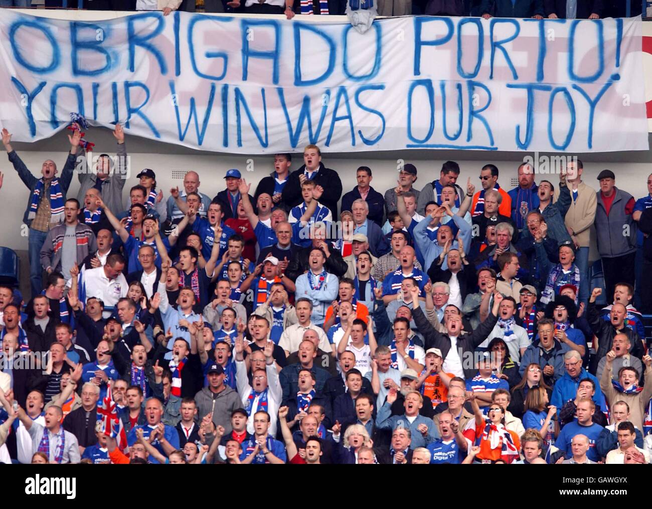 Rangers' fans thank Porto for beating Celtic in the UEFA Cup Final ...