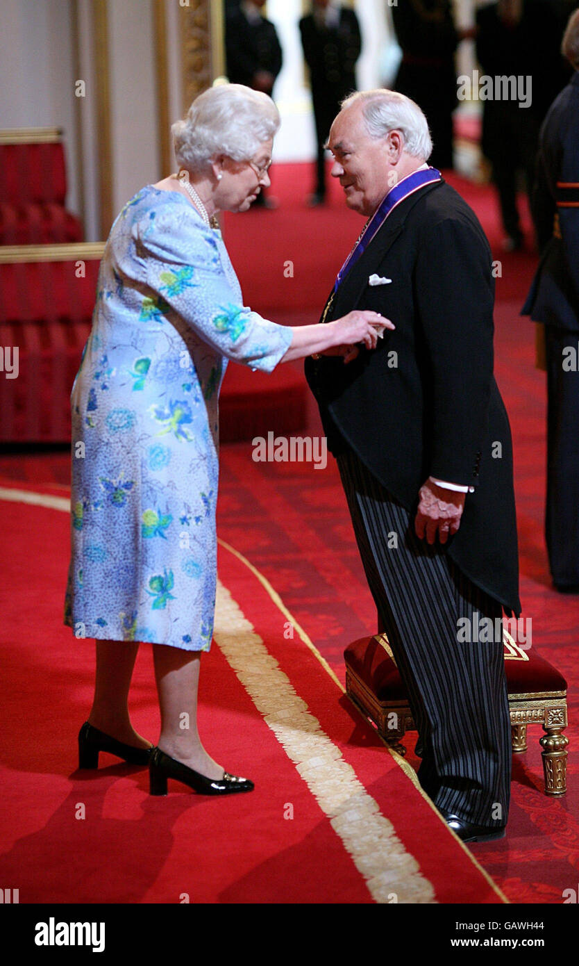 Investitures from buckingham palace hi-res stock photography and images ...