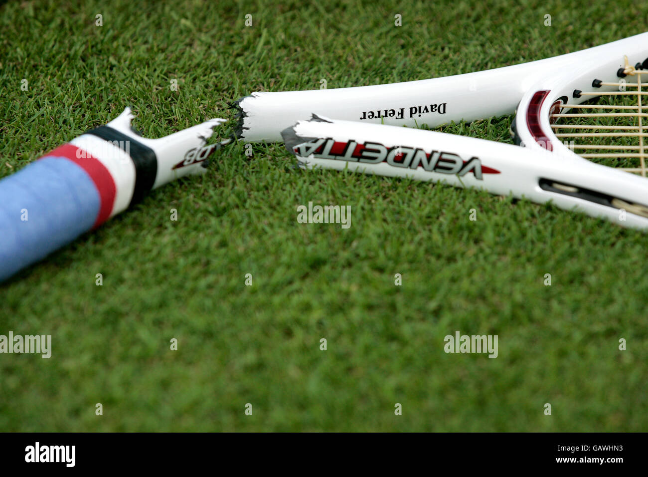 Broken tennis racket hi-res stock photography and images - Alamy