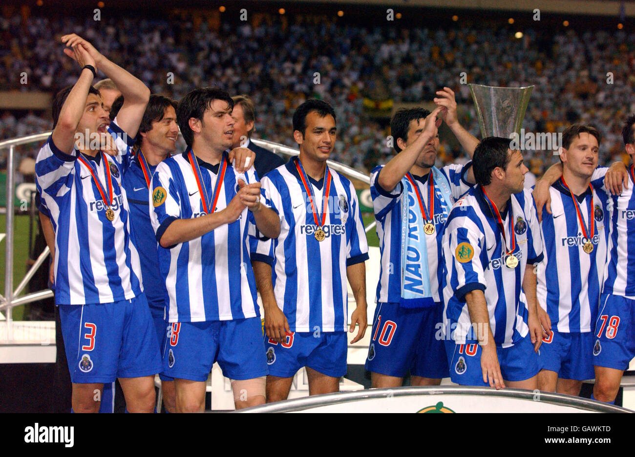 Fc porto players celebrate winning the uefa cup hi-res stock ...
