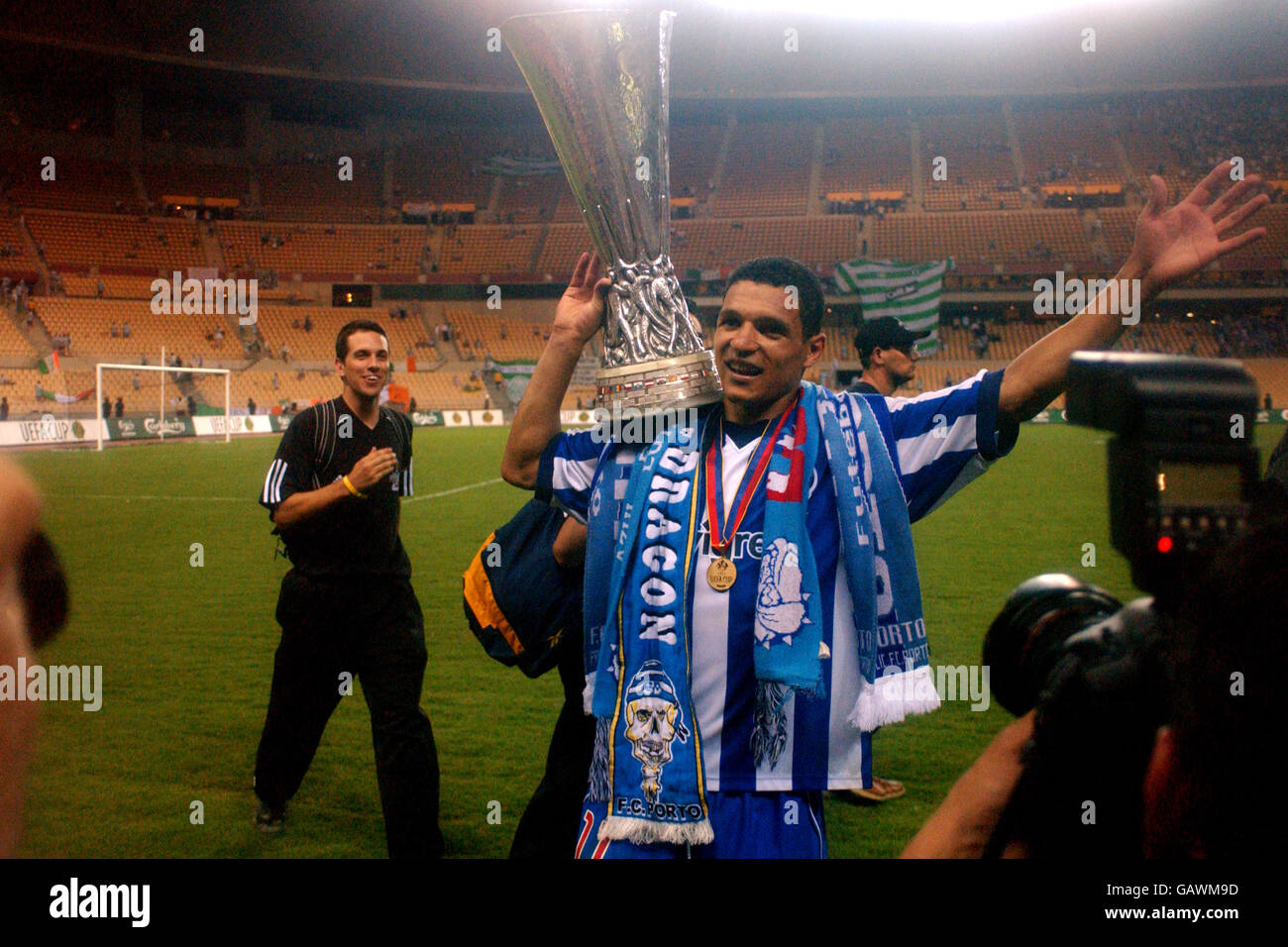 FC Porto's man of the match Derlei celebrates with the Uefa Cup Stock ...