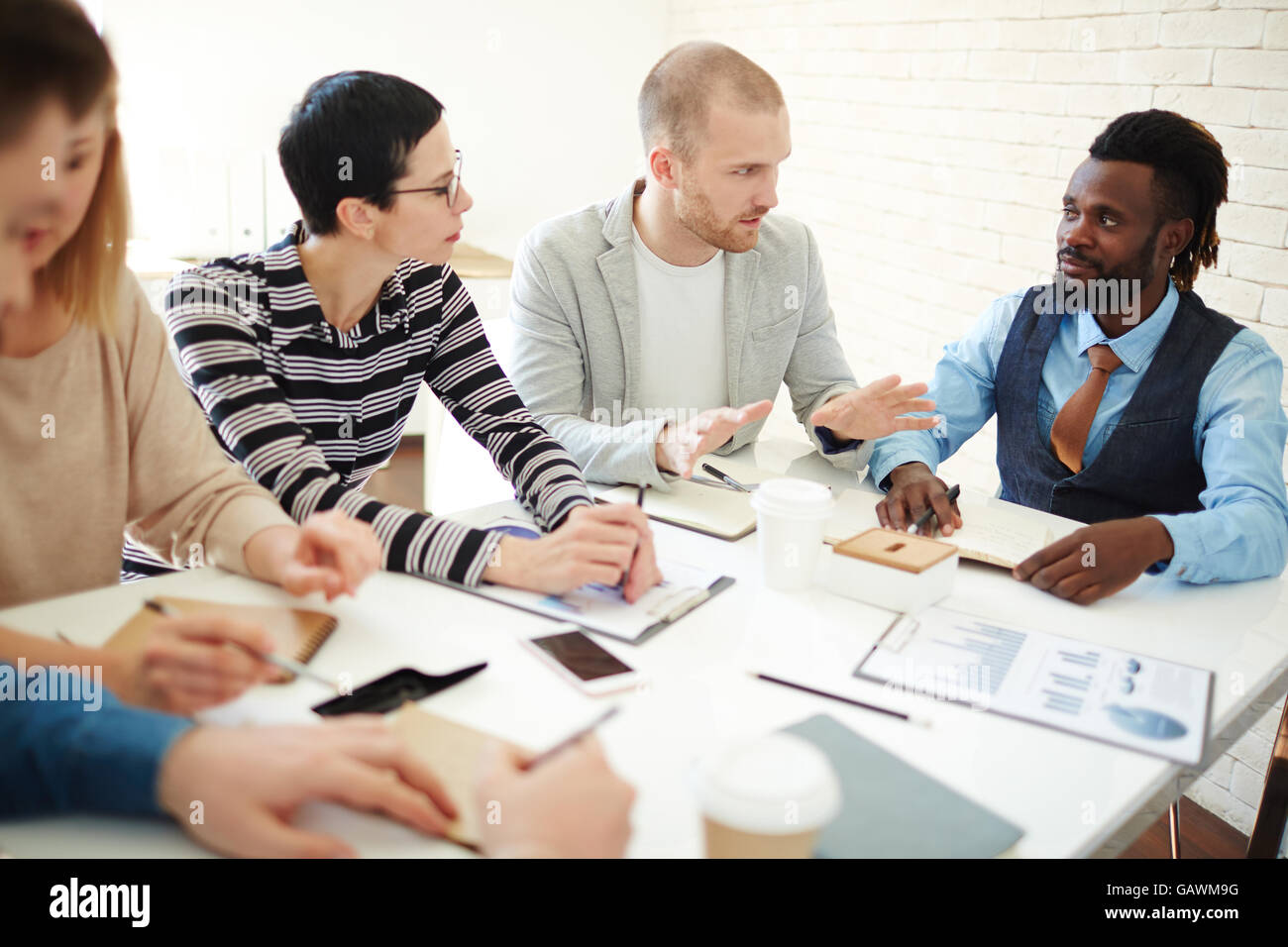 Briefing businesspeople hi-res stock photography and images - Alamy
